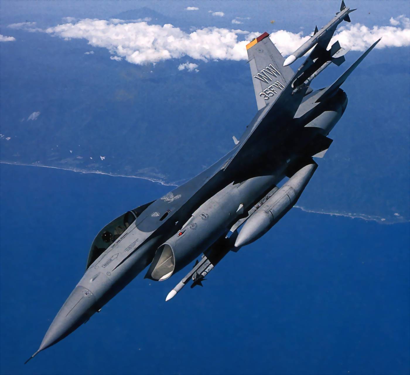 รวมกัน 92+ ภาพพื้นหลัง เครื่องบิน รบ F16 ความละเอียด 2k, 4k